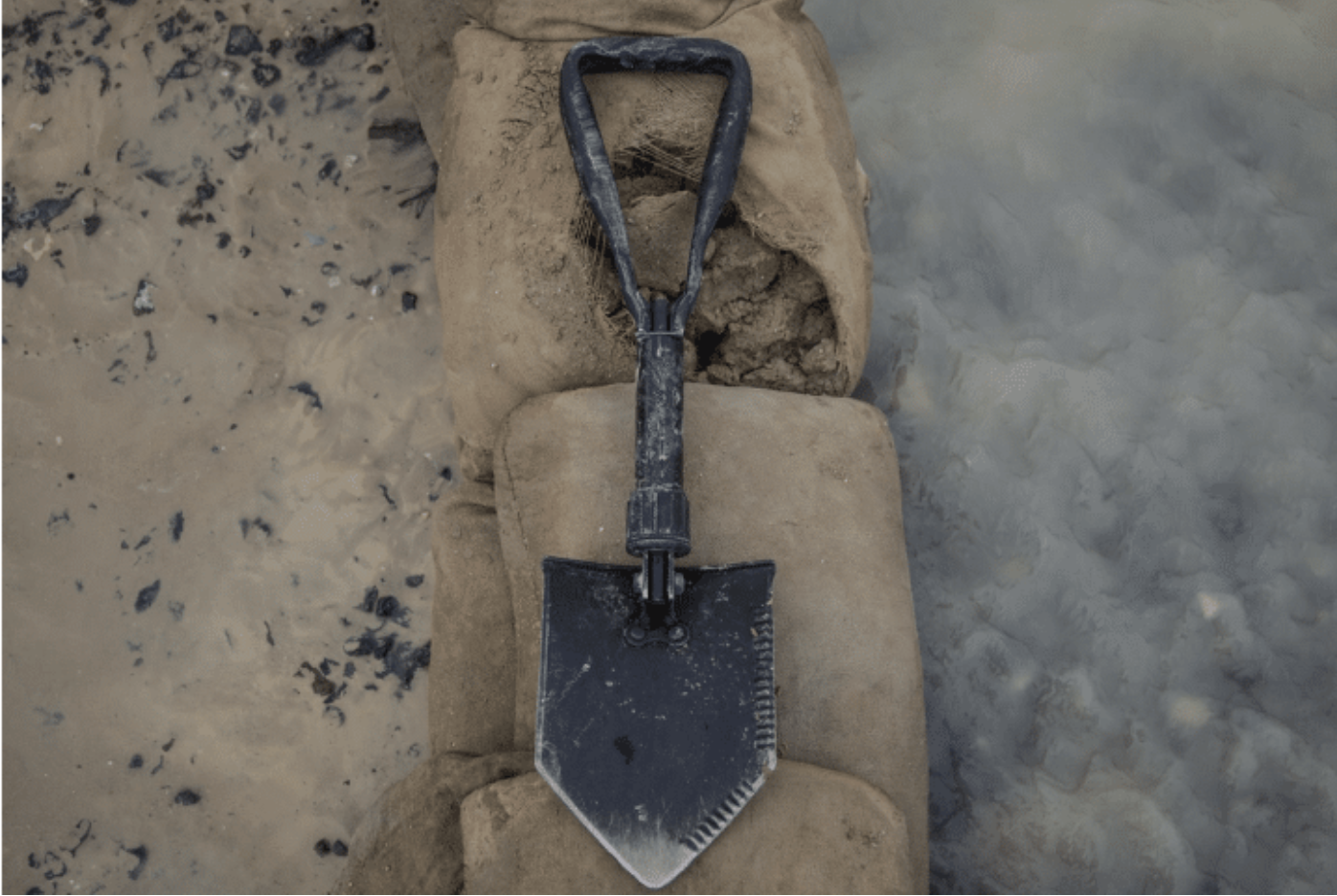 Best Survival Shovel [2025 Buyer’s Guide] | The Gear Bunker